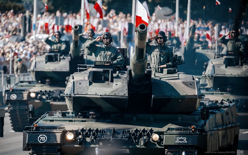Poland demonstrates military strength in largest parade since Cold War ...